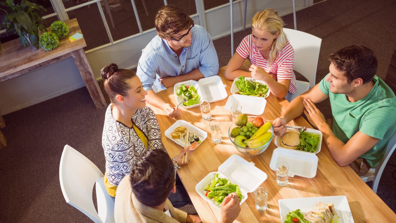 Qual é o melhor horário para jantar, segundo especialistas? Veja!