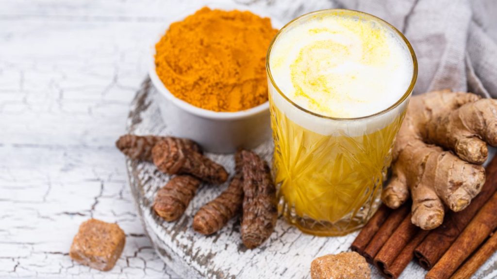 Golden Milk: entenda o que é a famosa bebida e seus benefícios
