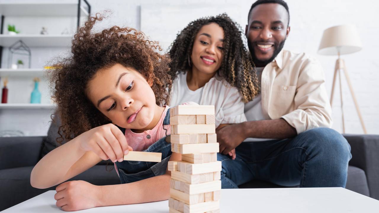 O que significa colocar a língua para fora ao se concentrar?