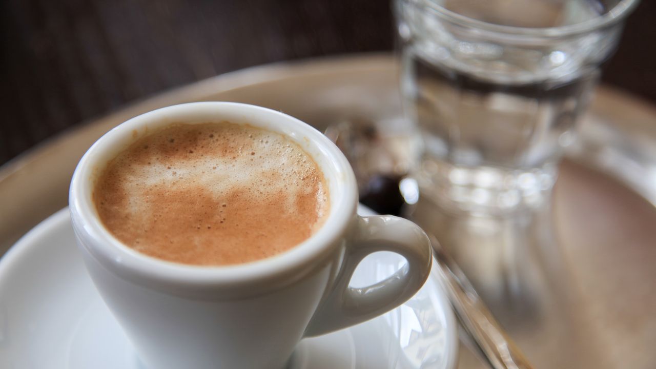 Por que o café expresso italiano vem com copo de água? - Bons Fluidos
